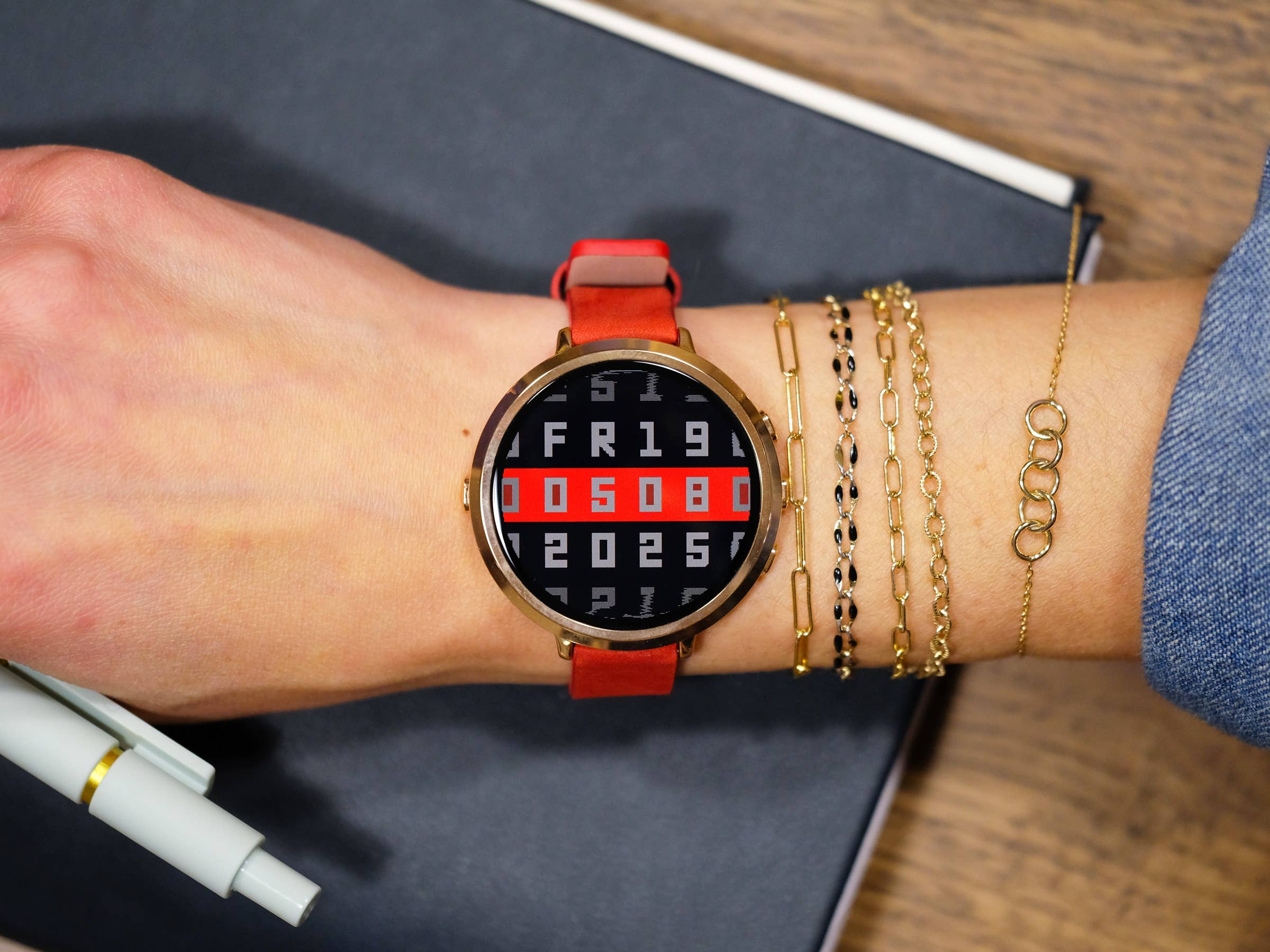 This $199 Pebble Watch Is The Affordable Alternative To High End Watches